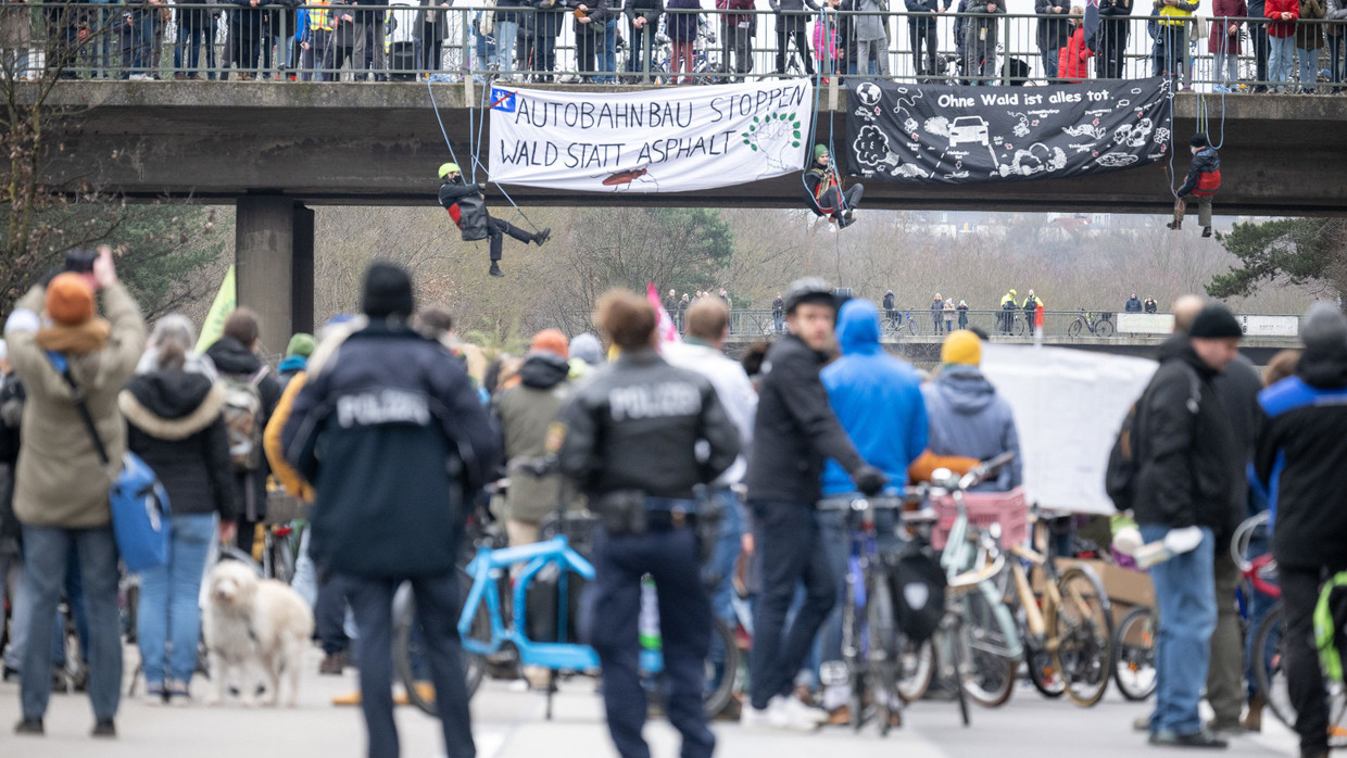 Aktivisten seilen sich in genehmigtem Protest von Mainzer Autobahnbrücke ab