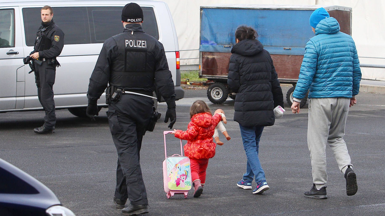 Bundestag beschließt härtere Regeln für Abschiebungen | FAZ