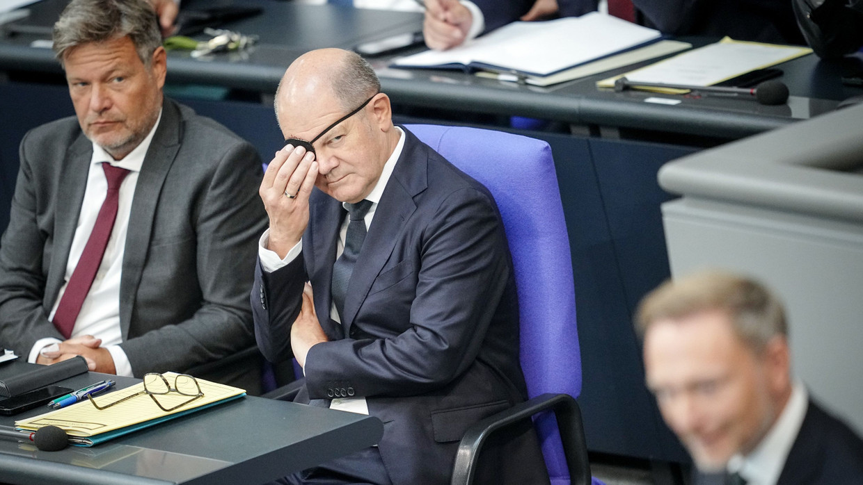 Olaf Scholz mit Augenklappe: Wenn der Kanzler zum Meme wird | FAZ