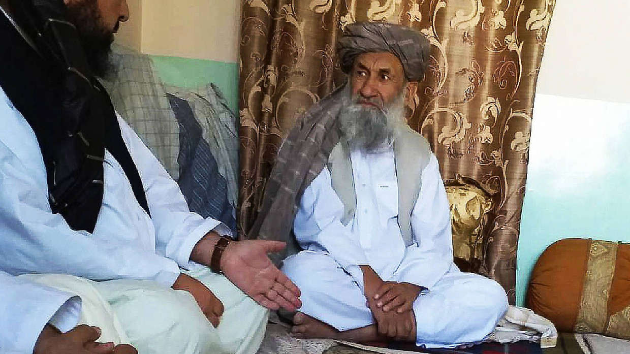 Was weiß man über Taliban-Regierungschef Hassan Akhund?