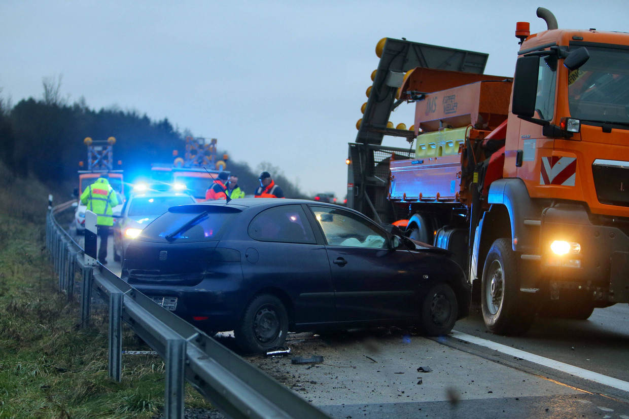 A3 bei Bad Camberg: Schwertransporter verunglückt