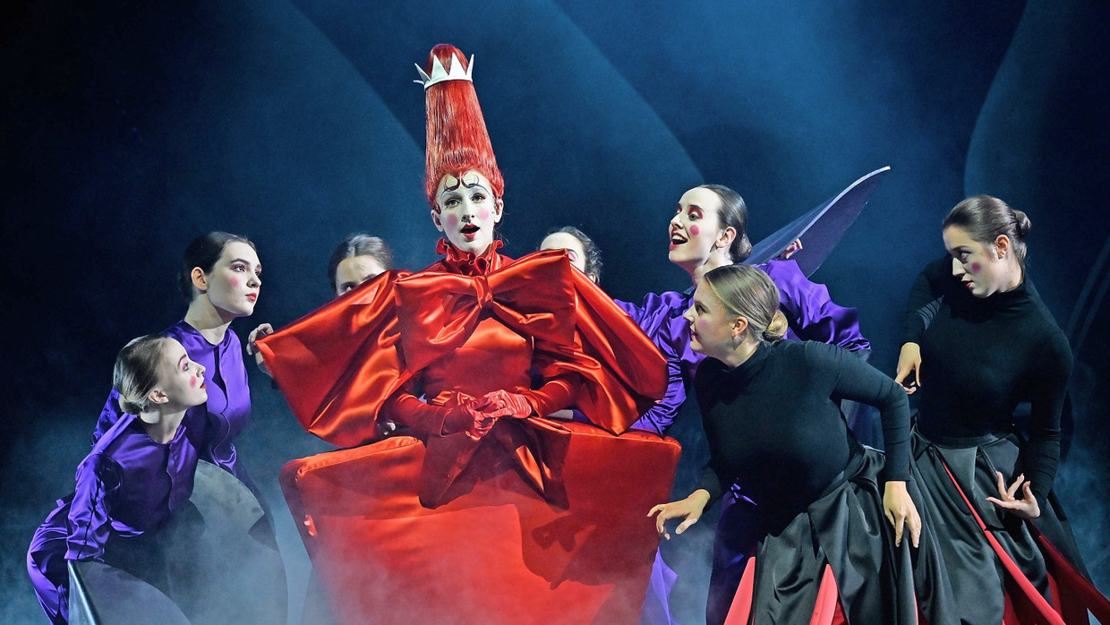 „Fantasio“ nach Jacques Offenbach in Wiesbaden: Theaterträume unter dem ...