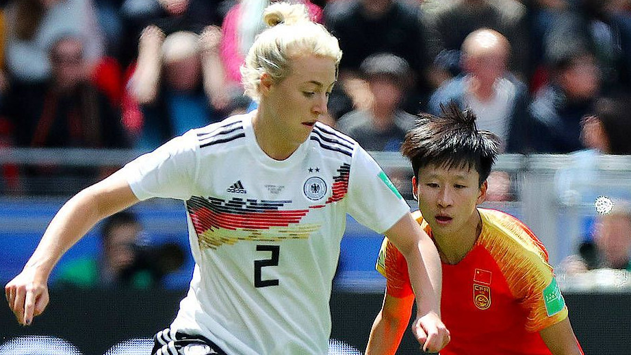 Interview mit DFB-Spielerin Simon zur Gleichbehandlung von Frauenfußball