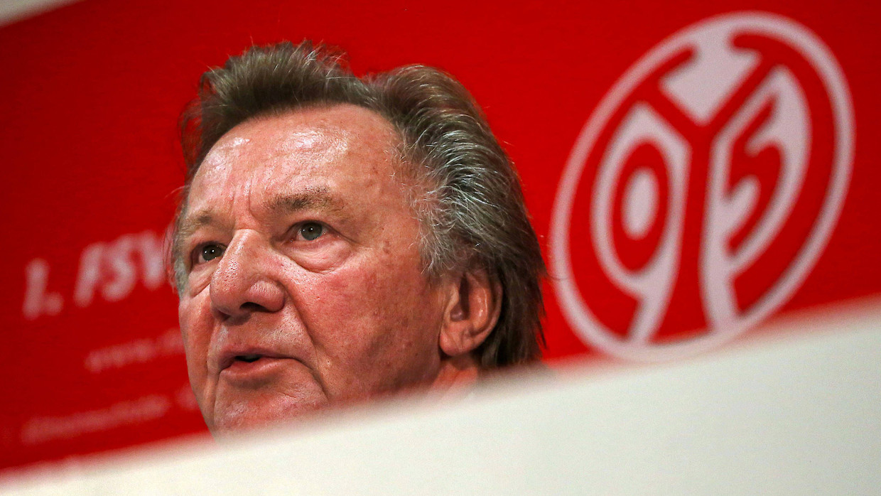 Harald Strutz wehrt sich vor FSV Mainz 05 gegen 1. FC Köln