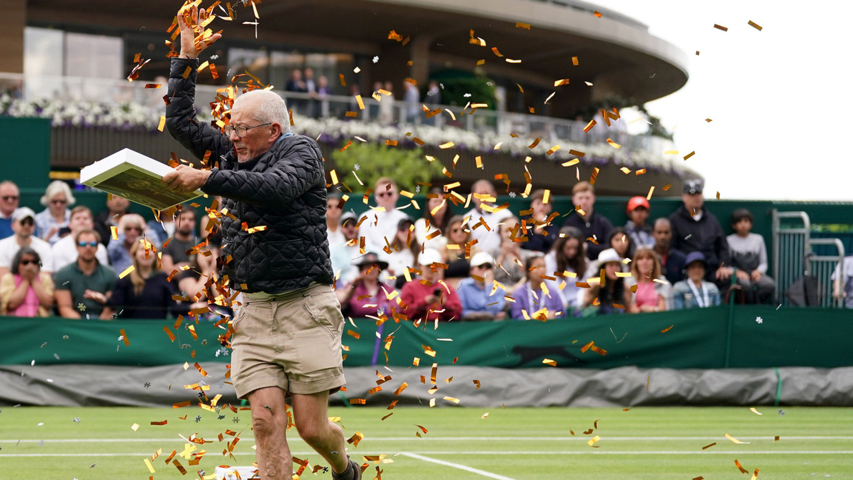 Konfetti in Wimbledon: Aktivisten der Gruppe Just Stop Oil bei ...