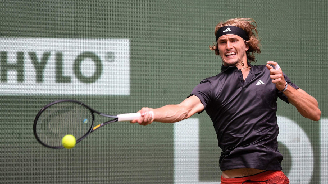 Tennisturnier in Halle: Zverev erstmals seit 2017 im Halbfinale