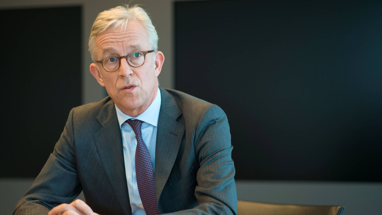 Deutsche-Bank-Vorstand Karl von Rohr im Gespräch zu Gehältern