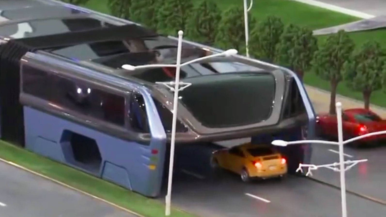 Der Transit Explore Bus fährt über den Autos