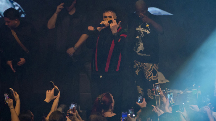 Haftbefehl in Gießen: Rapper schweigt und wirft Euroscheine ins Publikum | FAZ