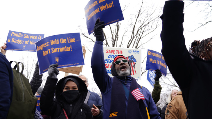 Protest gegen Musk: Aktivisten projizieren „Heil Tesla“ auf Tesla ...